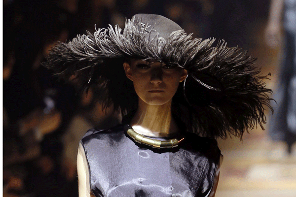 Dries verdient een pluim, jarige Lanvin zet 'm op de hoed - EW