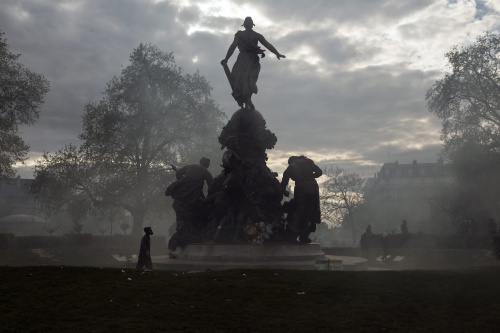 Tientallen arrestaties bij rellen in Parijs - EW