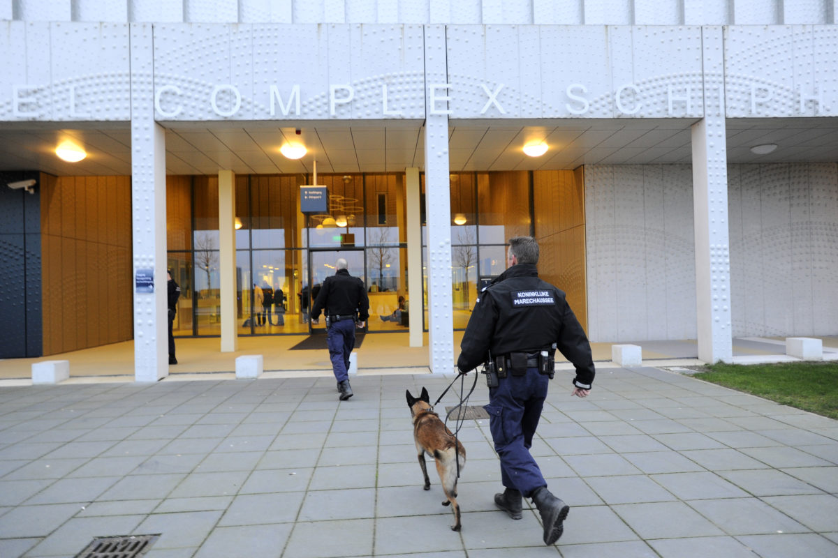 Zevenvoudig moordenaar Jesse Remmers had in cel toegang tot internet - EW