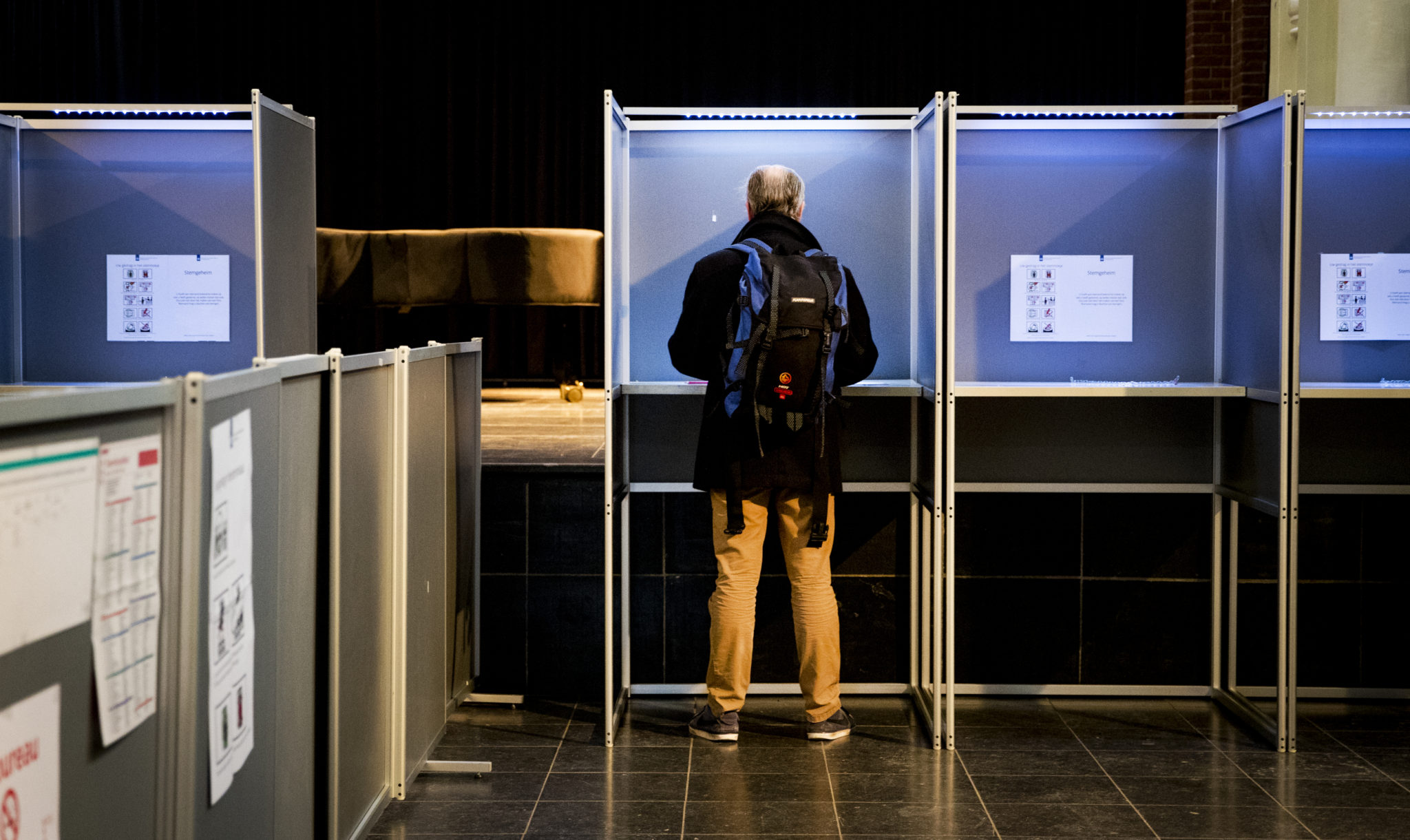 Turkse waarnemer gaat mee het stemhokje in - EWweekblad.nl