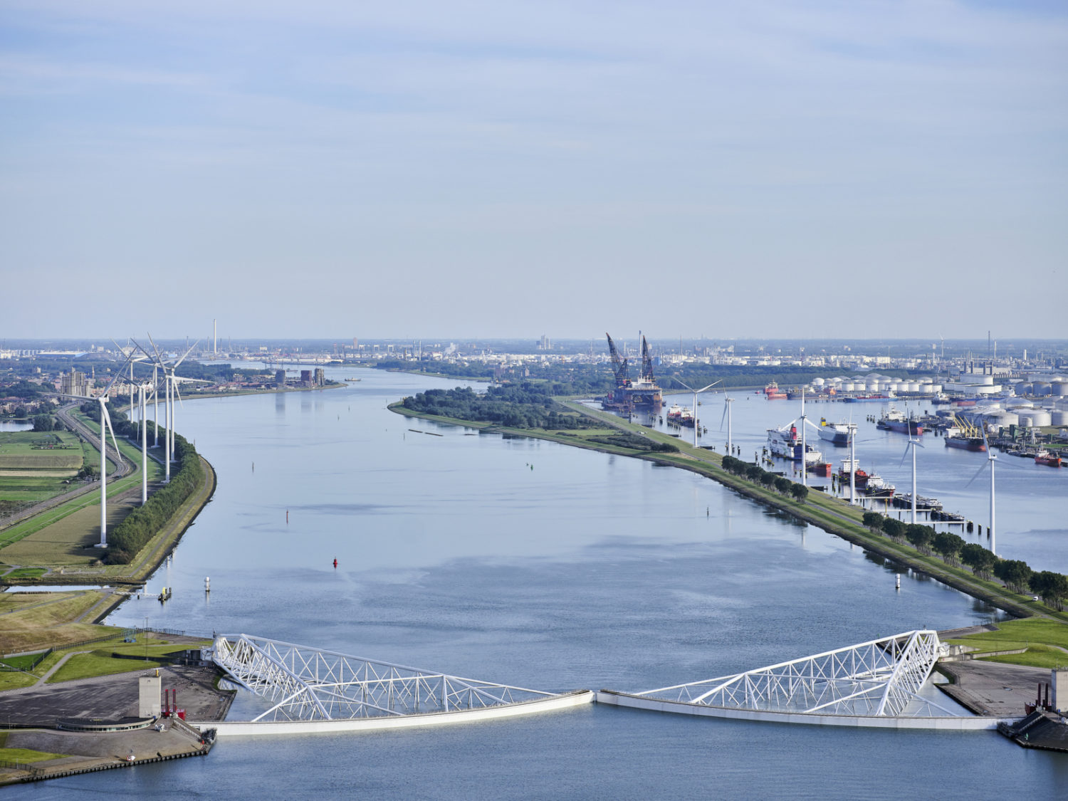 Zeur niet, zever niet, maar pak aan - EW