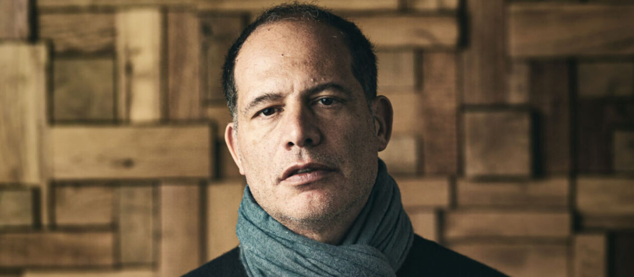 Simon Kuper: ‘Ik krijg de kans om de wereld beter te begrijpen’ - EW