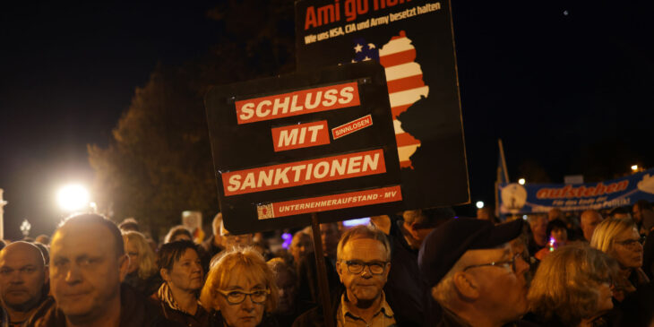 Waarom boze Oost-Duitsers al maanden de straat op gaan - EW