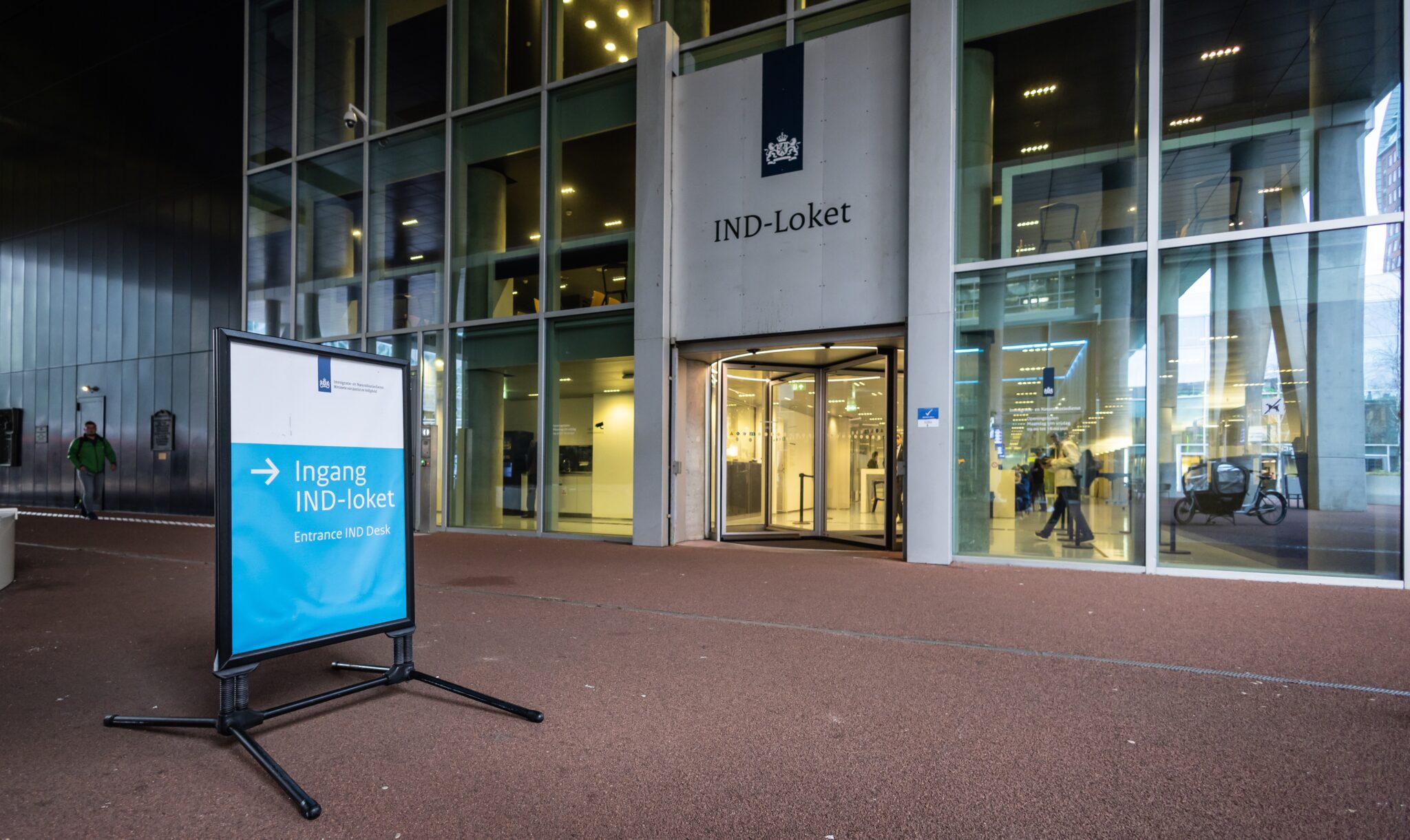 Hoeveel asielzoekers krijgen verblijfsvergunning en hoeveel vertrekken ...