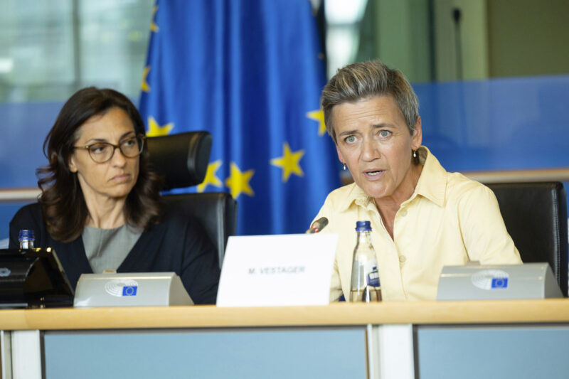 Een Amerikaanse struikelsteen in de Europese hoofdstad - EW