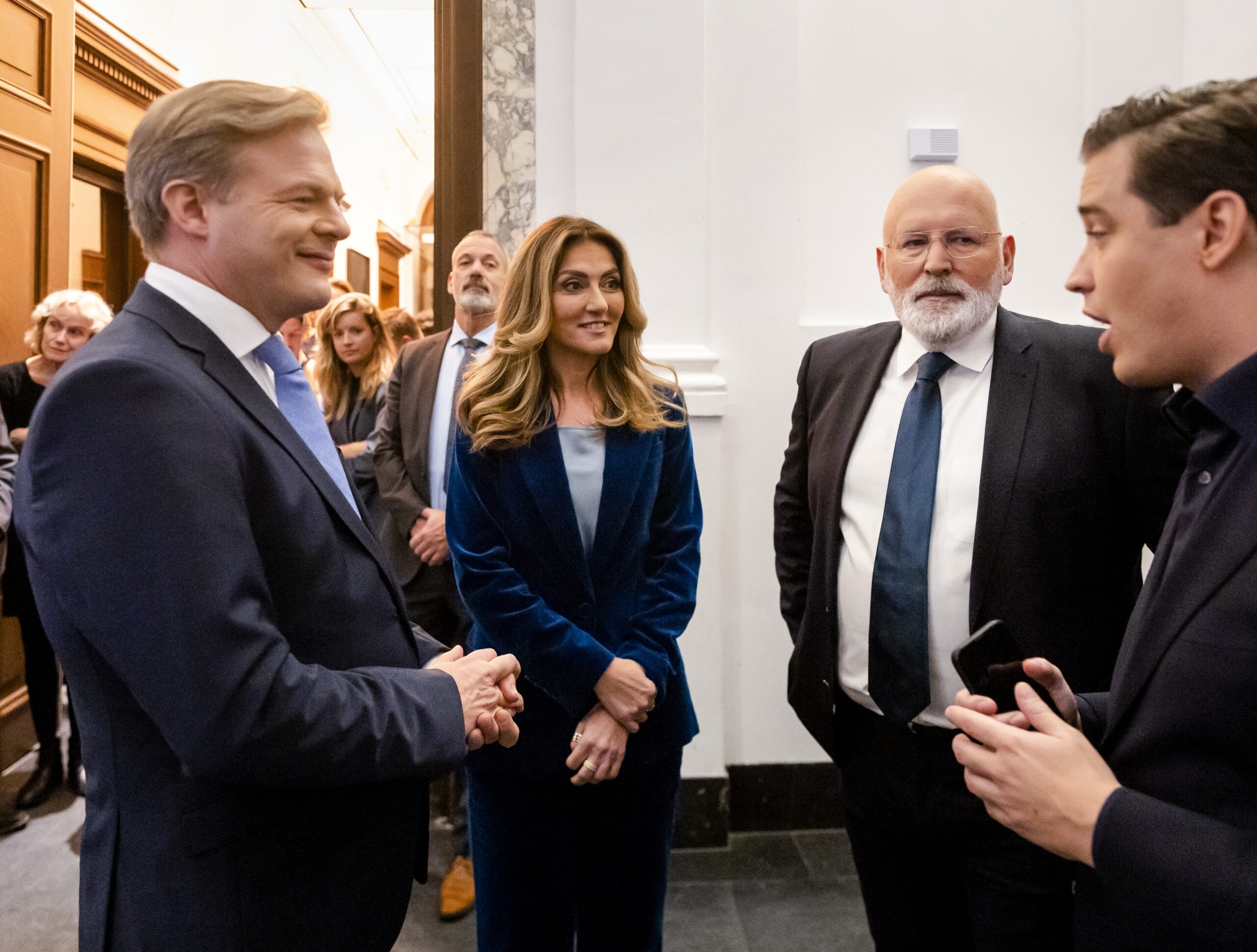 Het RTL-debat: welke partij gaat als eerste de aanval openen? - EW