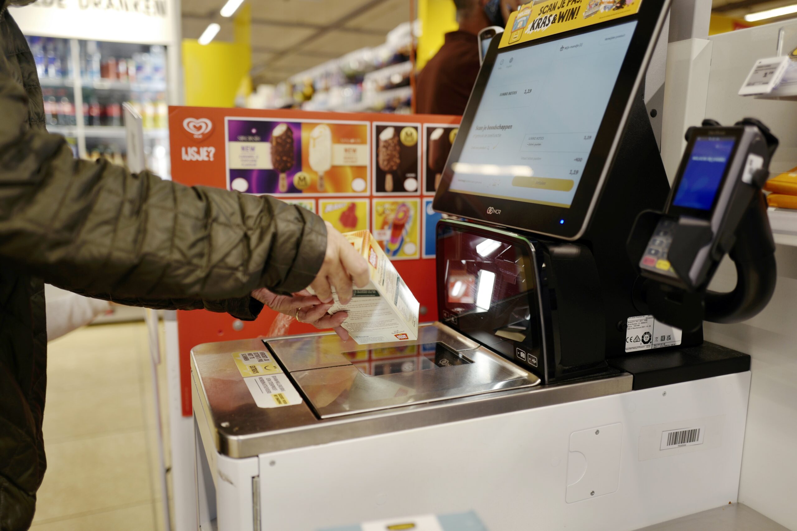 Zelfscan moet en zal slagen, maar caissière was zo slecht nog niet - EW