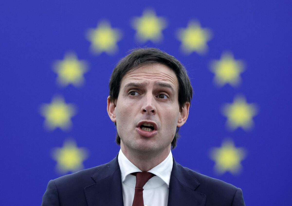 Brusselse bekeerling Hoekstra mag door, welke post wil hij? - EW