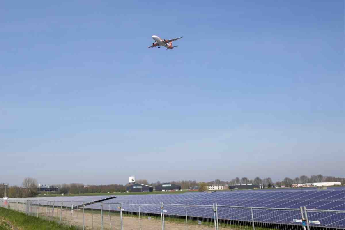 Schitterende zonnepanelen verblinden Schiphol, maar het kabinet kijkt ...