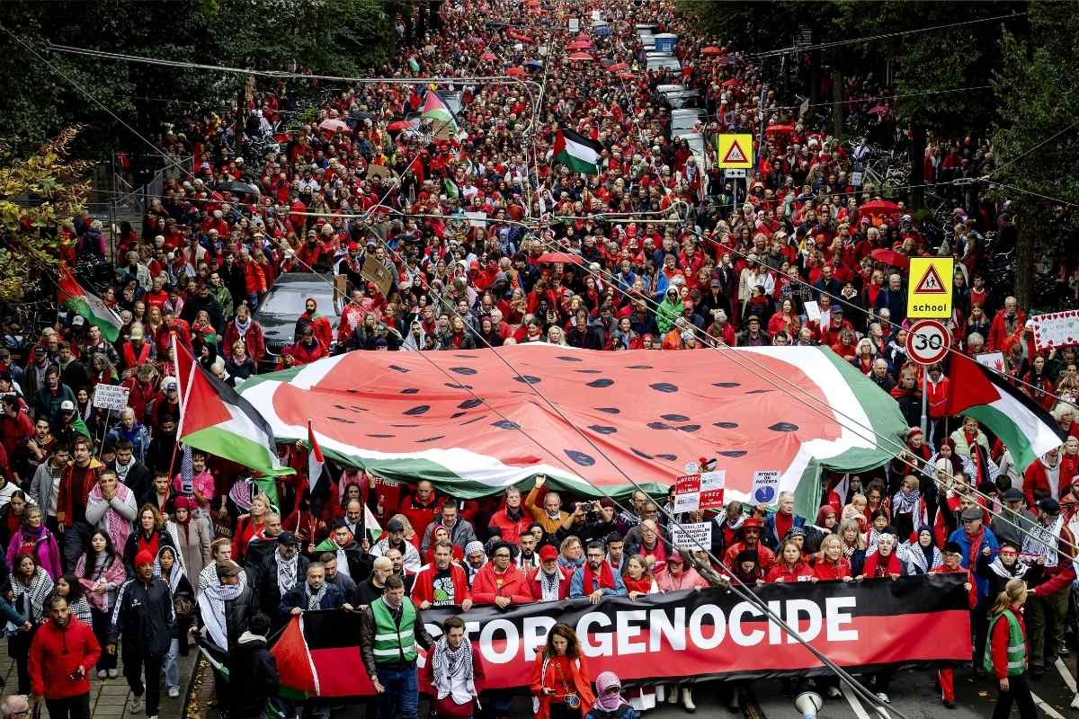 Waarom de Rode Lijn-demonstratie even indrukwekkend als wrang was - EW